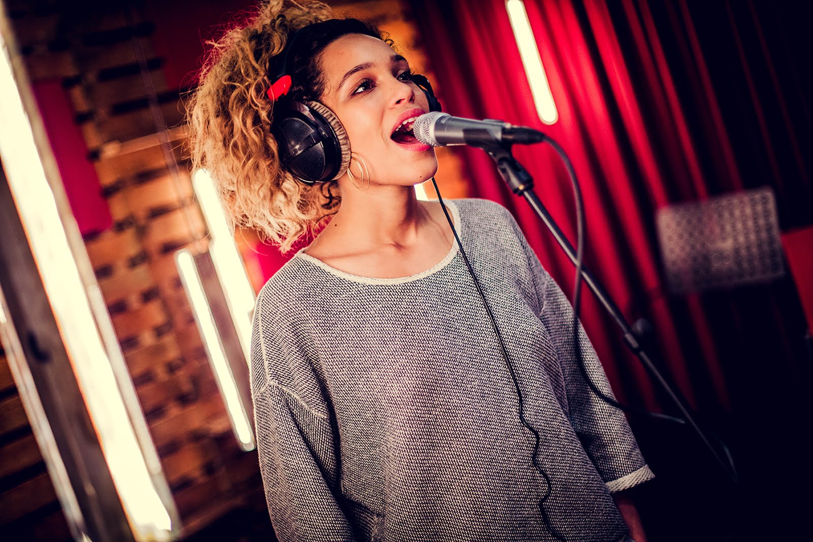 maxresdefault-2 - Distract