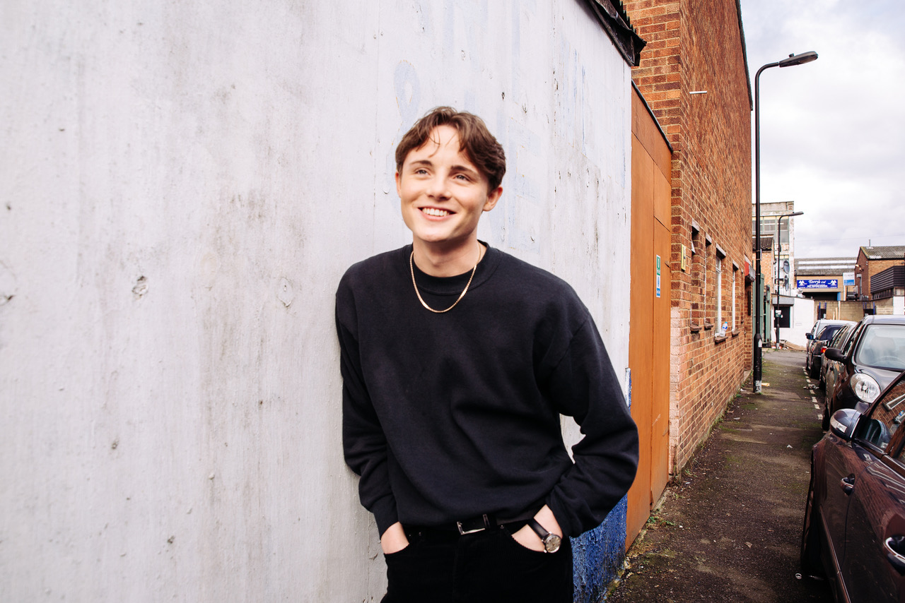 Singer James Smith chats Loyle Carner and Amy Winehouse in 1 on 1 ...