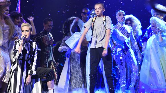The Backpack Kid is all grown up and stays flossing - Distract